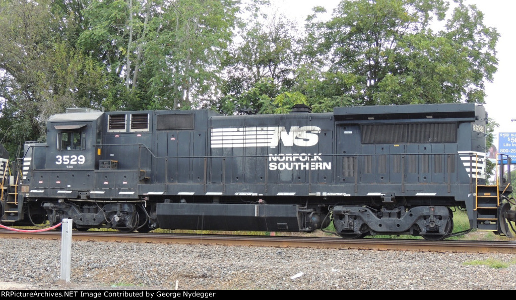 NS 3529 / B32-8 pulling a mixed freight train